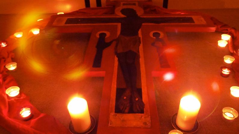 Taizégebet im Zelt der Religionen (Markusplatz)